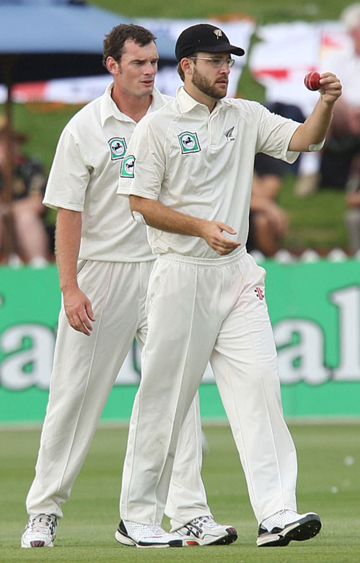 Daniel Vettori asks the umpire to change the ball as things don't go ...