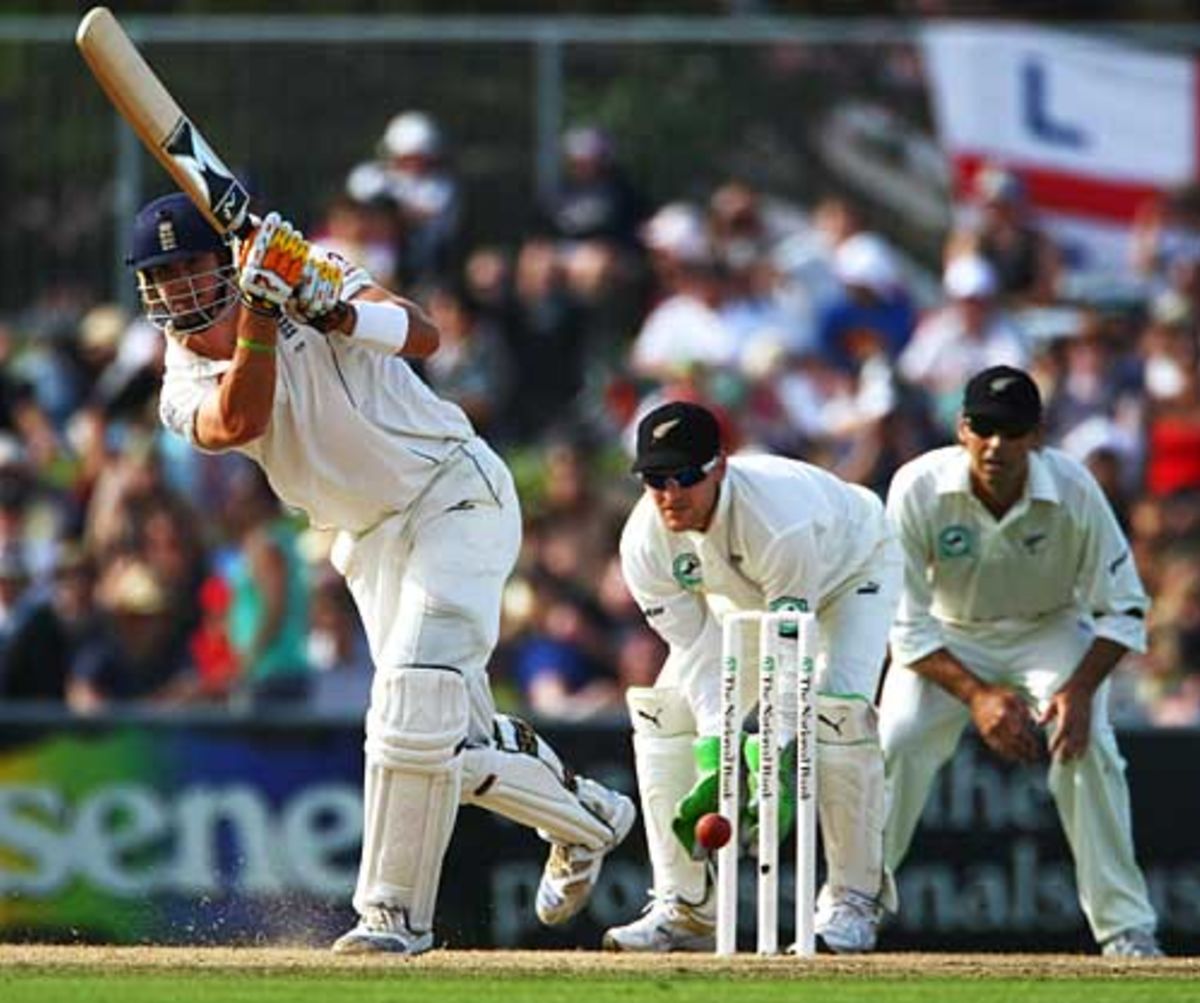 Kevin Pietersen with an unusual low-key celebration for his 11th Test ...