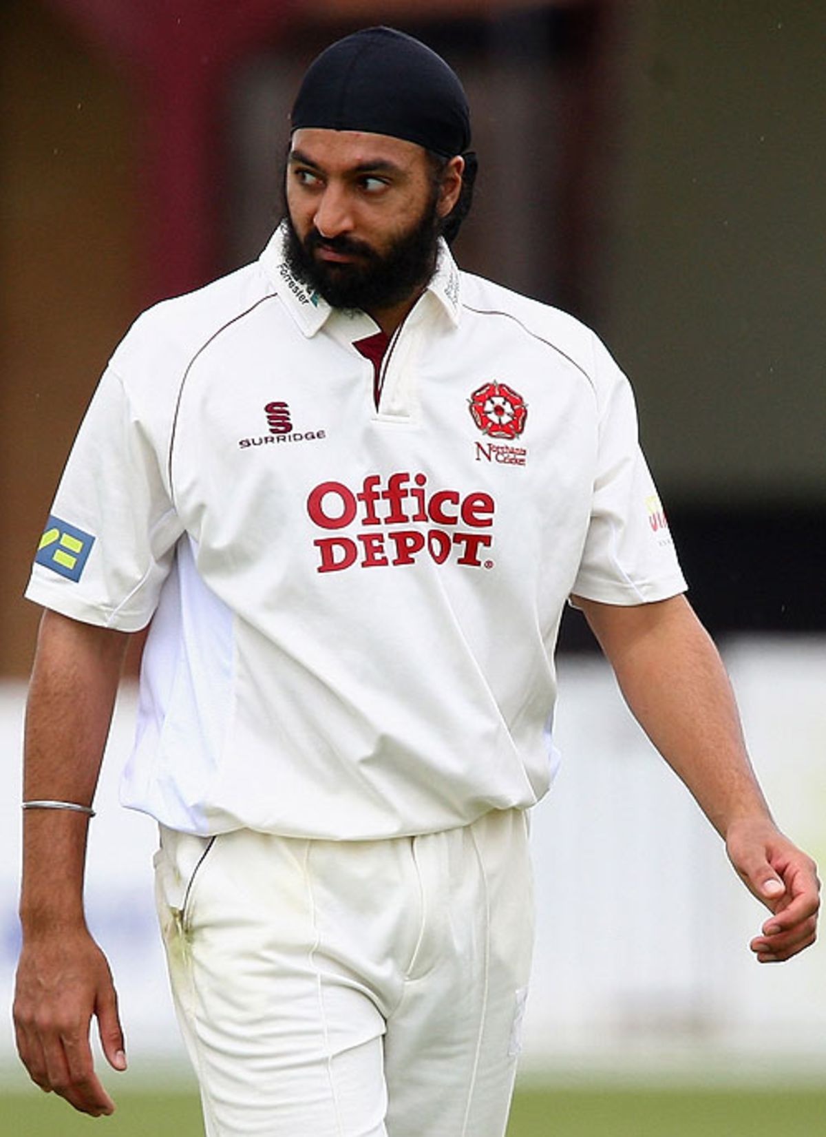 Monty Panesar patrols the outfield | ESPNcricinfo.com