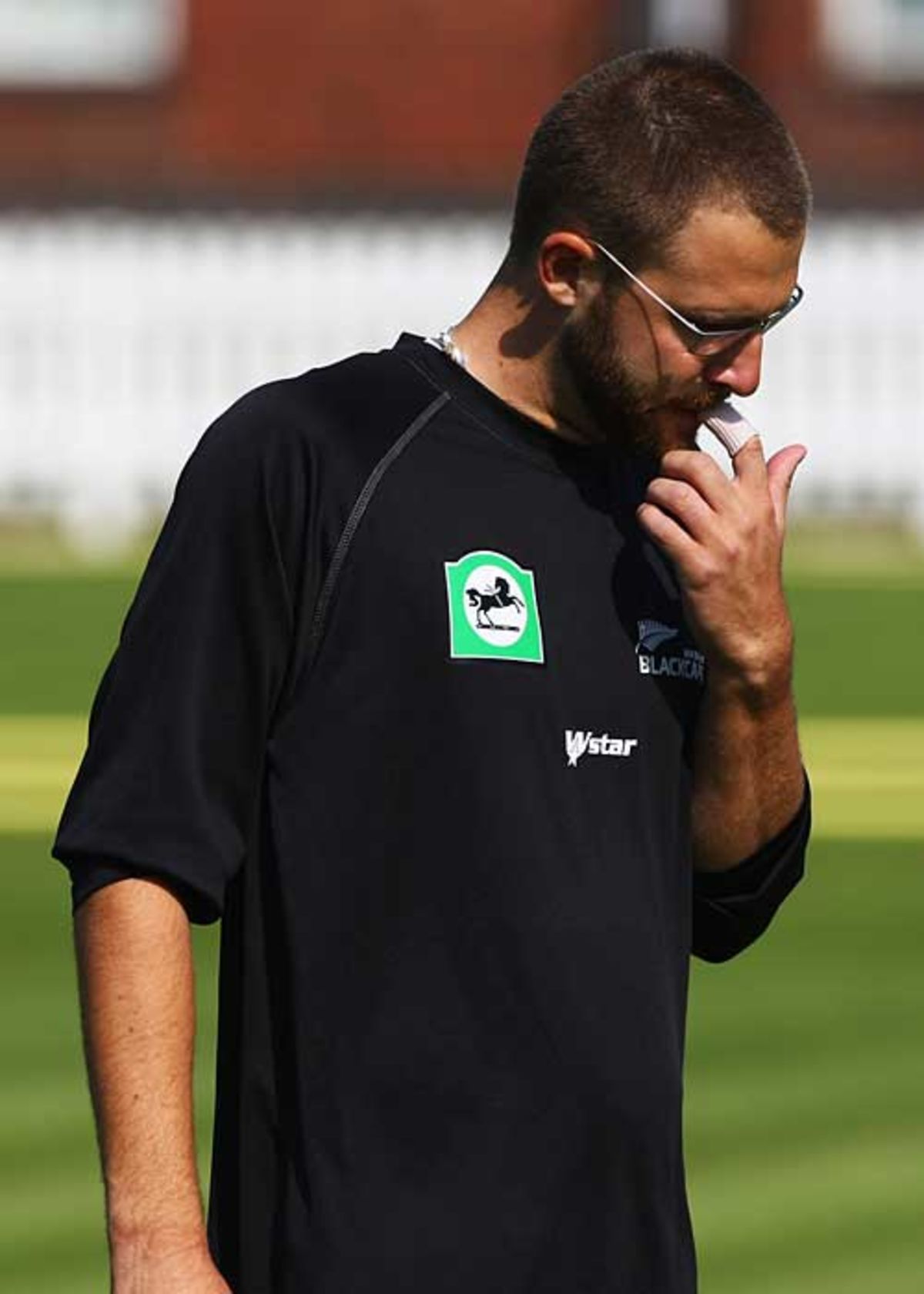 Daniel Vettori looks at his injured finger | ESPNcricinfo.com
