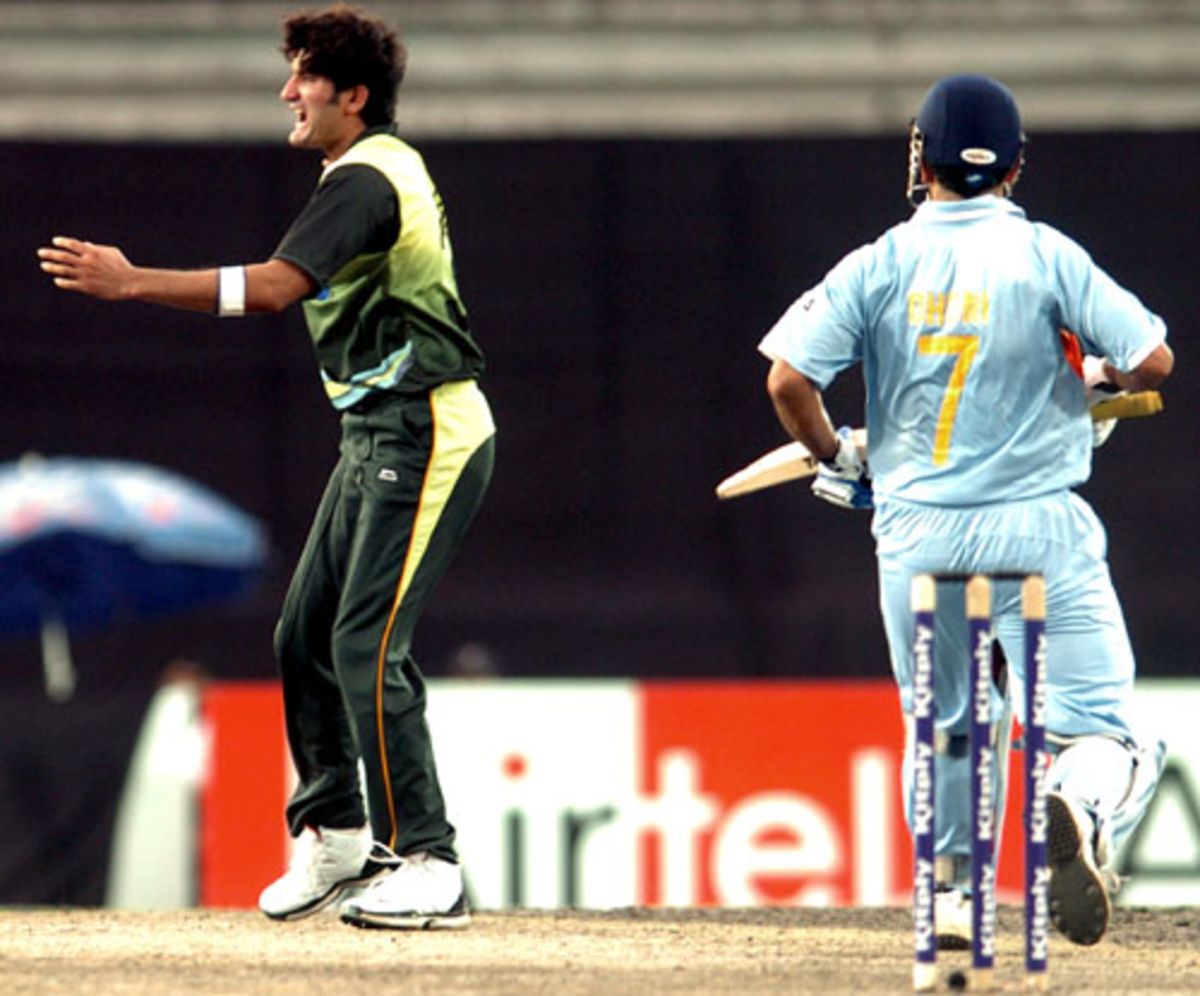 Rob Key poses with the silverware and the npower girls | ESPNcricinfo.com
