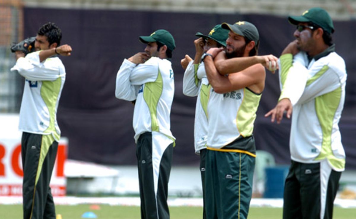 The Pakistan team do a few stretches | ESPNcricinfo.com