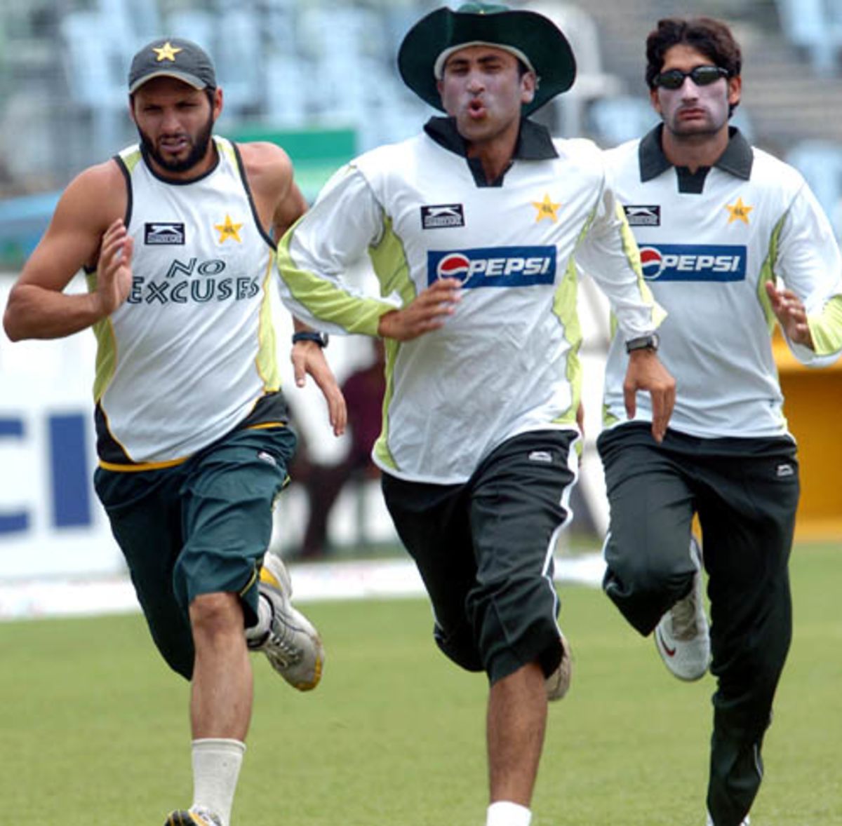 Mohammad Yousuf and Umar Gul take charge during practice | ESPNcricinfo.com