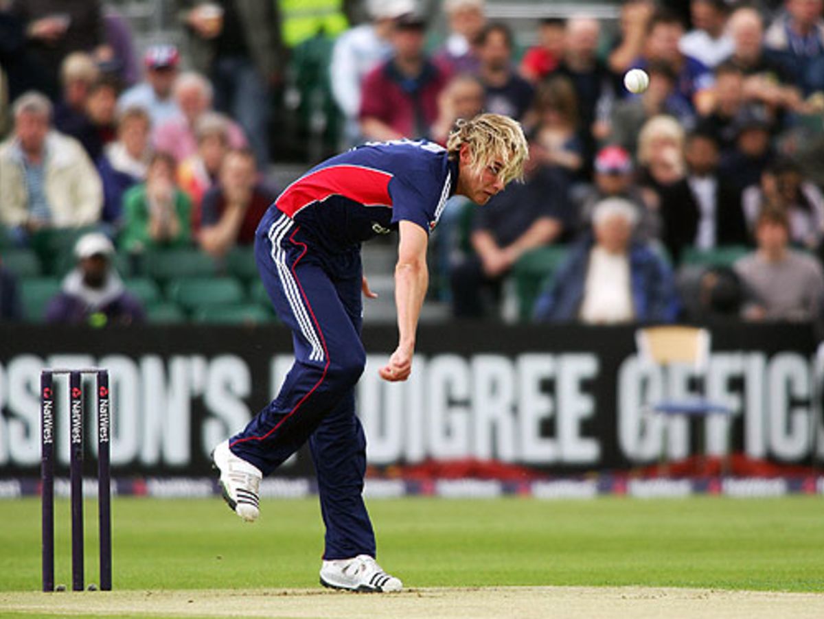 Tabarak Dar, the Hong Kong captain, at the Karachi airport ...