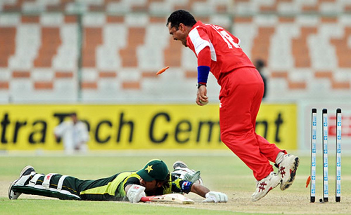 Sarfraz Ahmed finds himself short of the crease | ESPNcricinfo.com