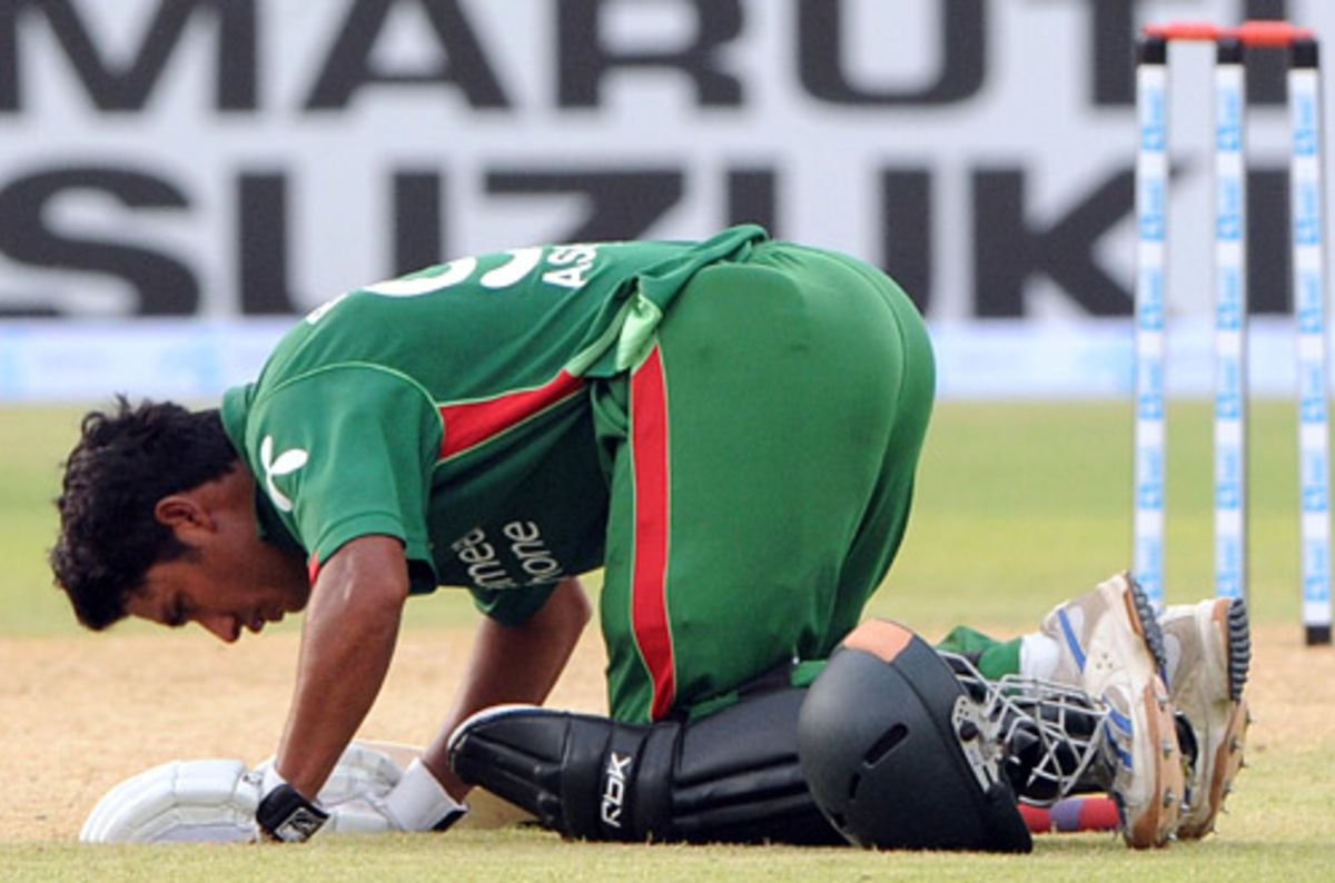 Mohammad Ashraful offers sajda after reaching his hundred ...