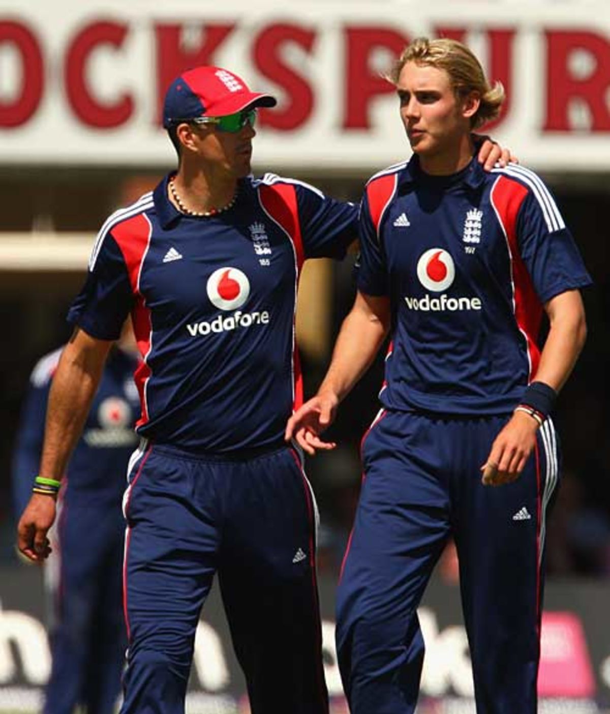 A word in your ear: Kevin Pietersen chats with Stuart Broad ...