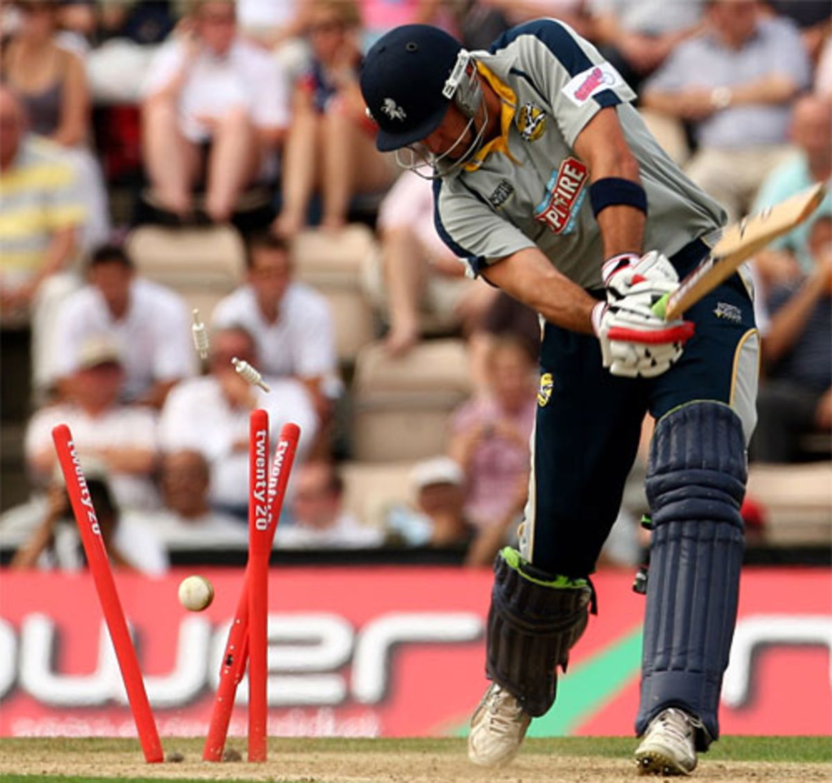 Graham Napier rearranges Justin Kemp's stumps | ESPNcricinfo.com