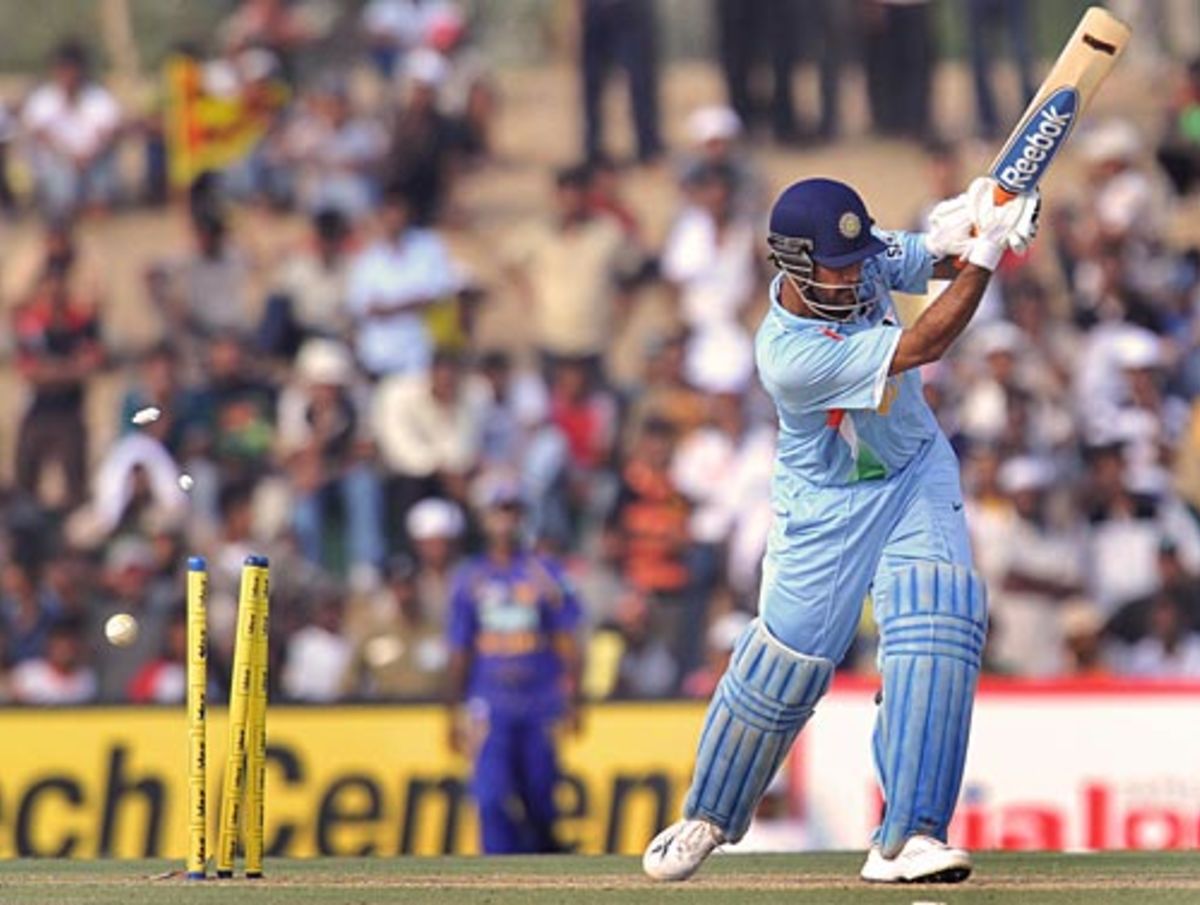 Mahendra Singh Dhoni castled by Dilhara Fernando | ESPNcricinfo.com