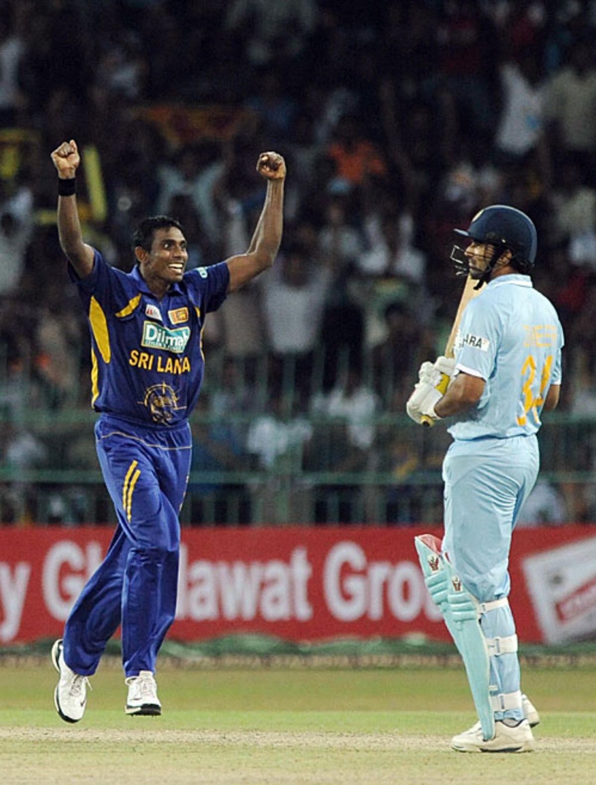 Good job: Mahela Jayawardene congratulates Thilan Thushara for his five ...