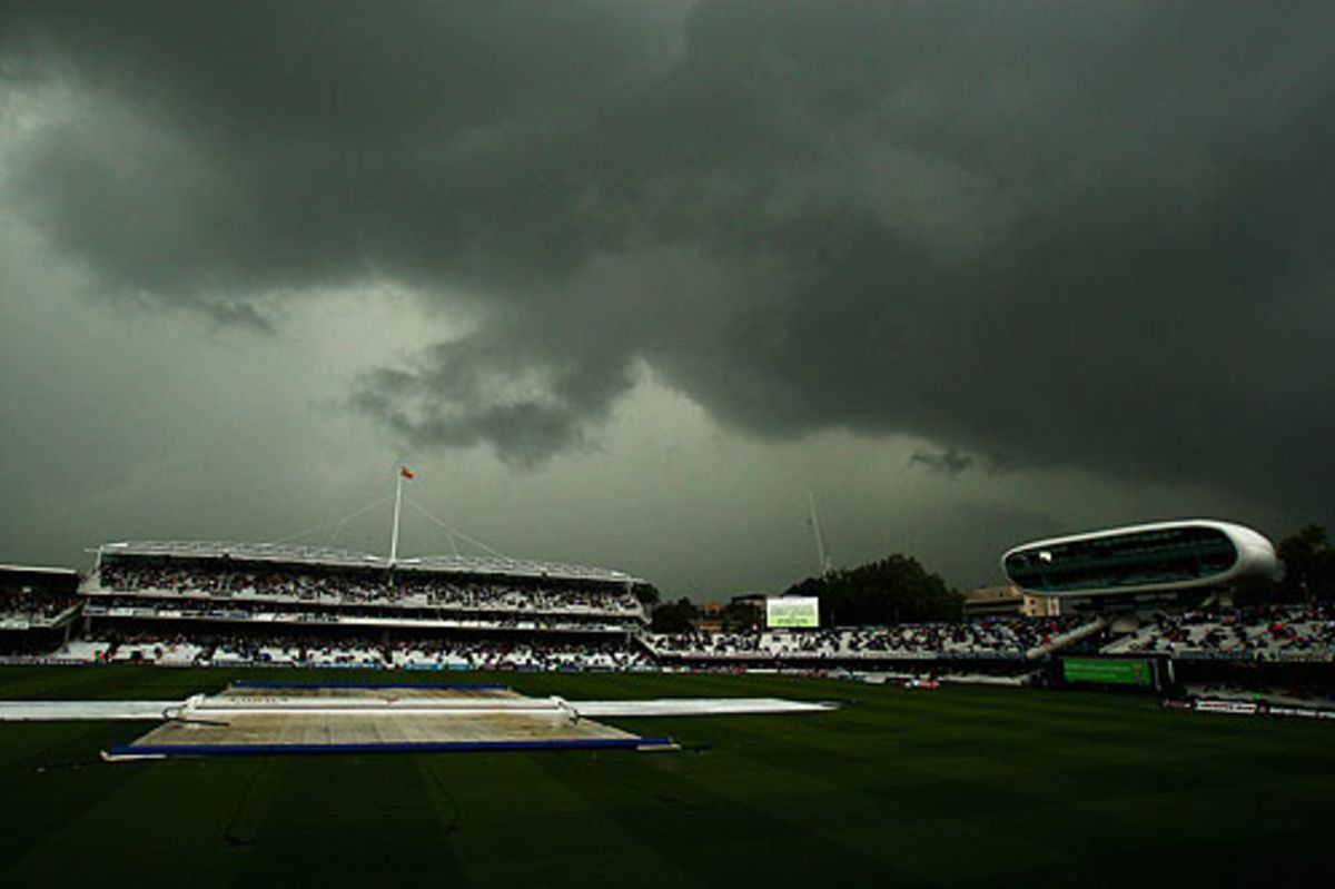 AB de Villiers takes on the leg-side boundary | ESPNcricinfo.com