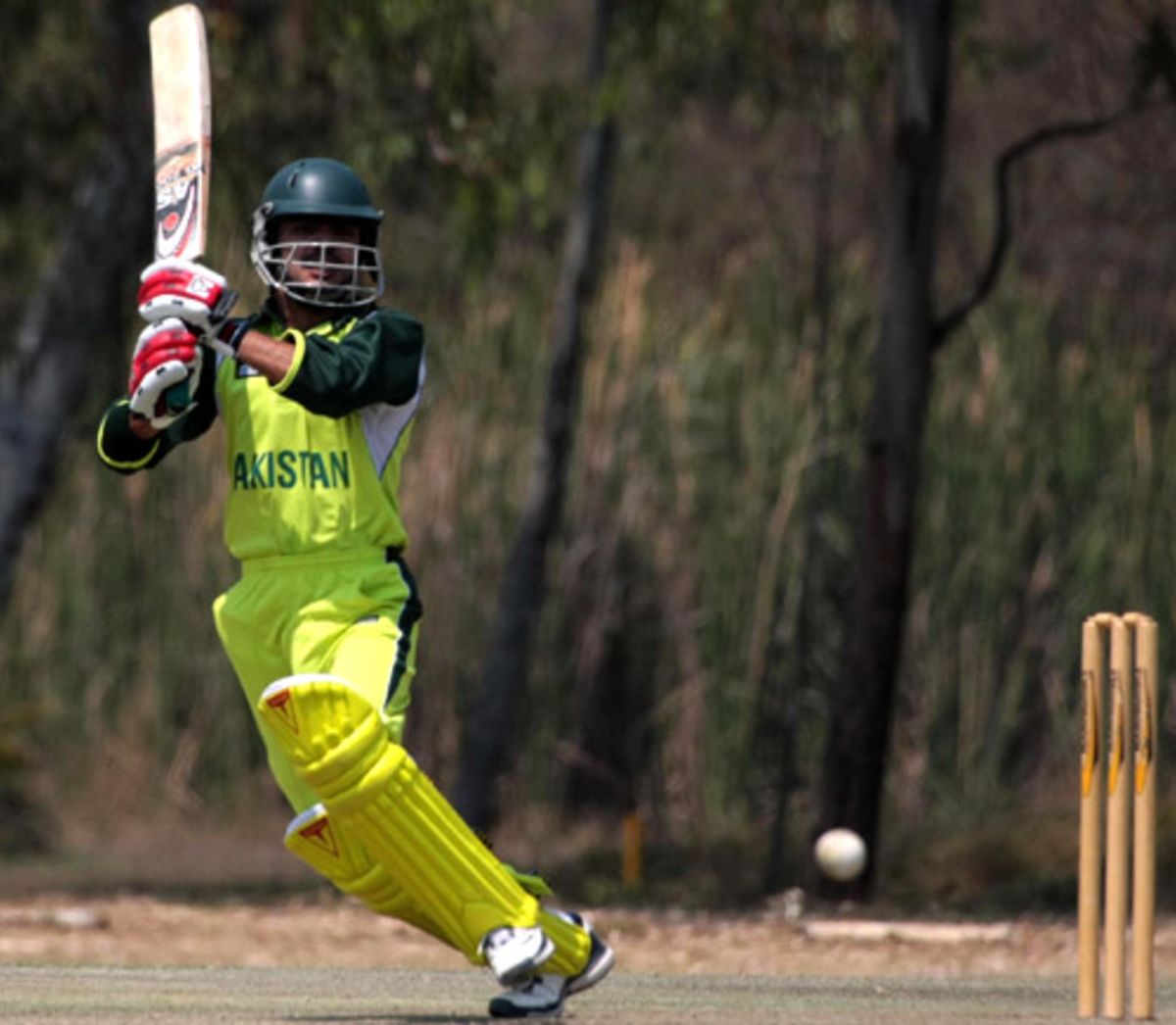 Fawad Alam raises his bat after reaching his hundred | ESPNcricinfo.com