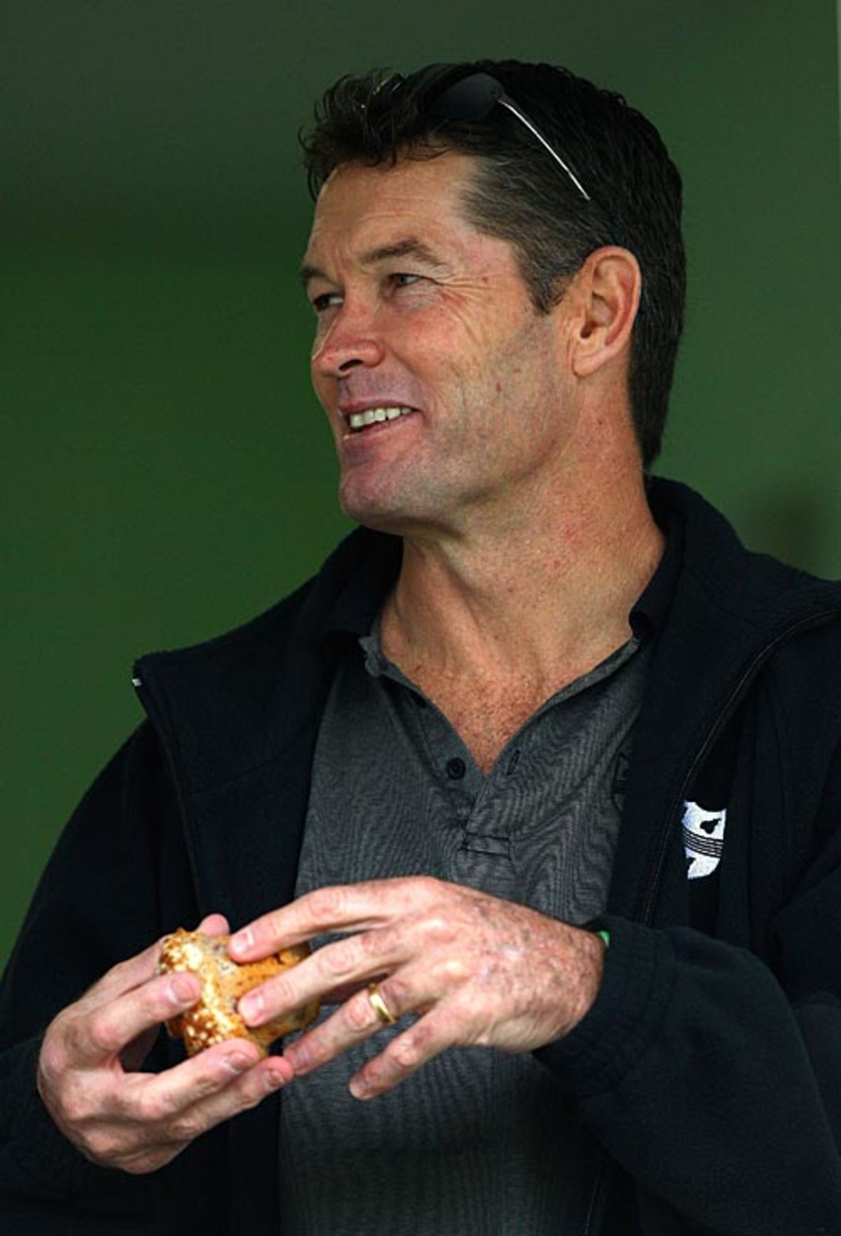 Graeme Hick signs an autograph | ESPNcricinfo.com