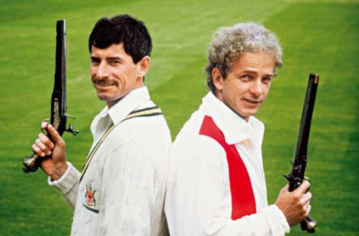 Richard Hadlee and David Gower pose with muskets | ESPNcricinfo.com