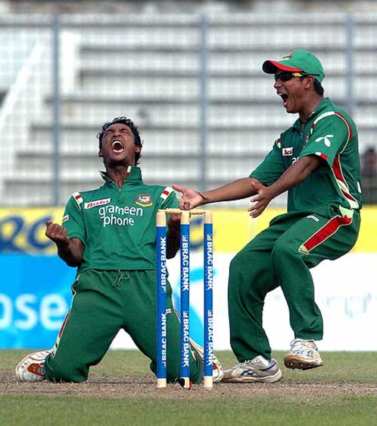 Naeem Islam and Mohammad Ashraful celebrate | ESPNcricinfo.com