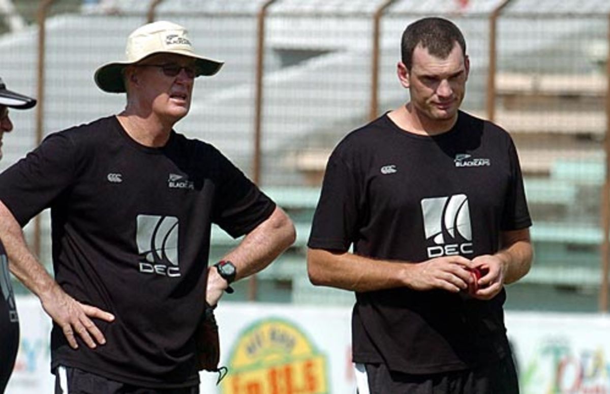 John Bracewell makes a point to Kyle Mills | ESPNcricinfo.com