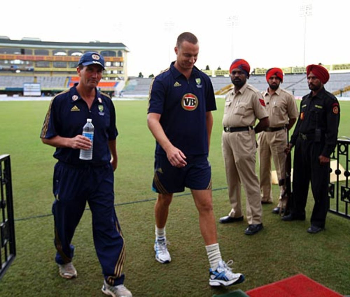 Troy Cooley and Alex Kountouris have a word with Stuart Clark ...