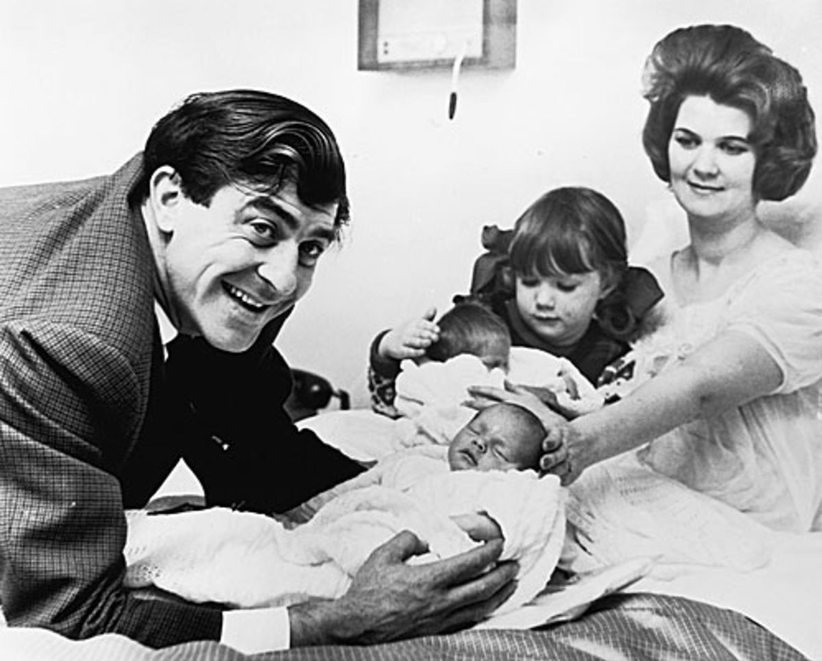Fred Trueman poses with his young family | ESPNcricinfo.com