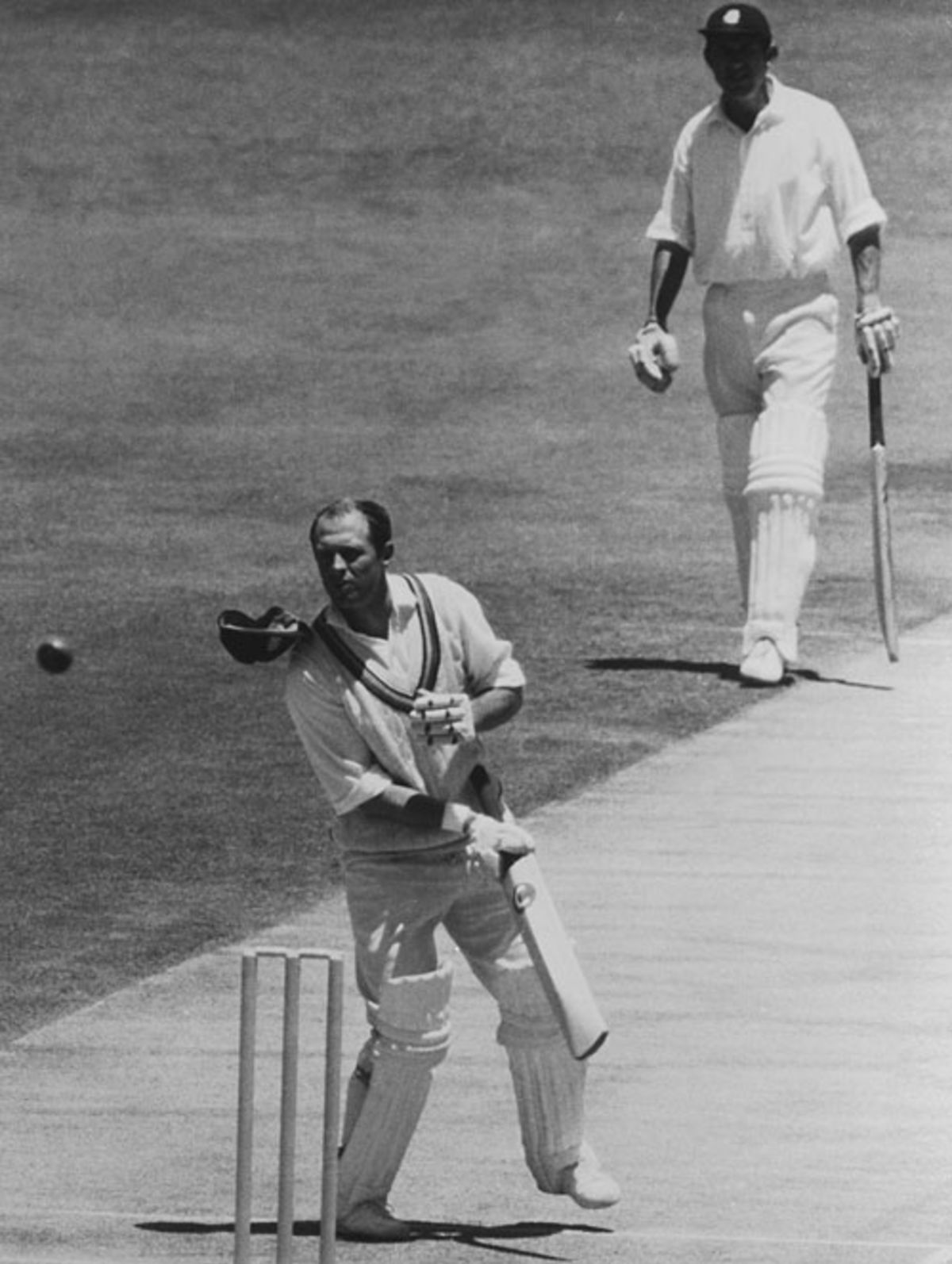 Geoff Boycott loses his hat off a Dennis Lillee bouncer | ESPNcricinfo.com