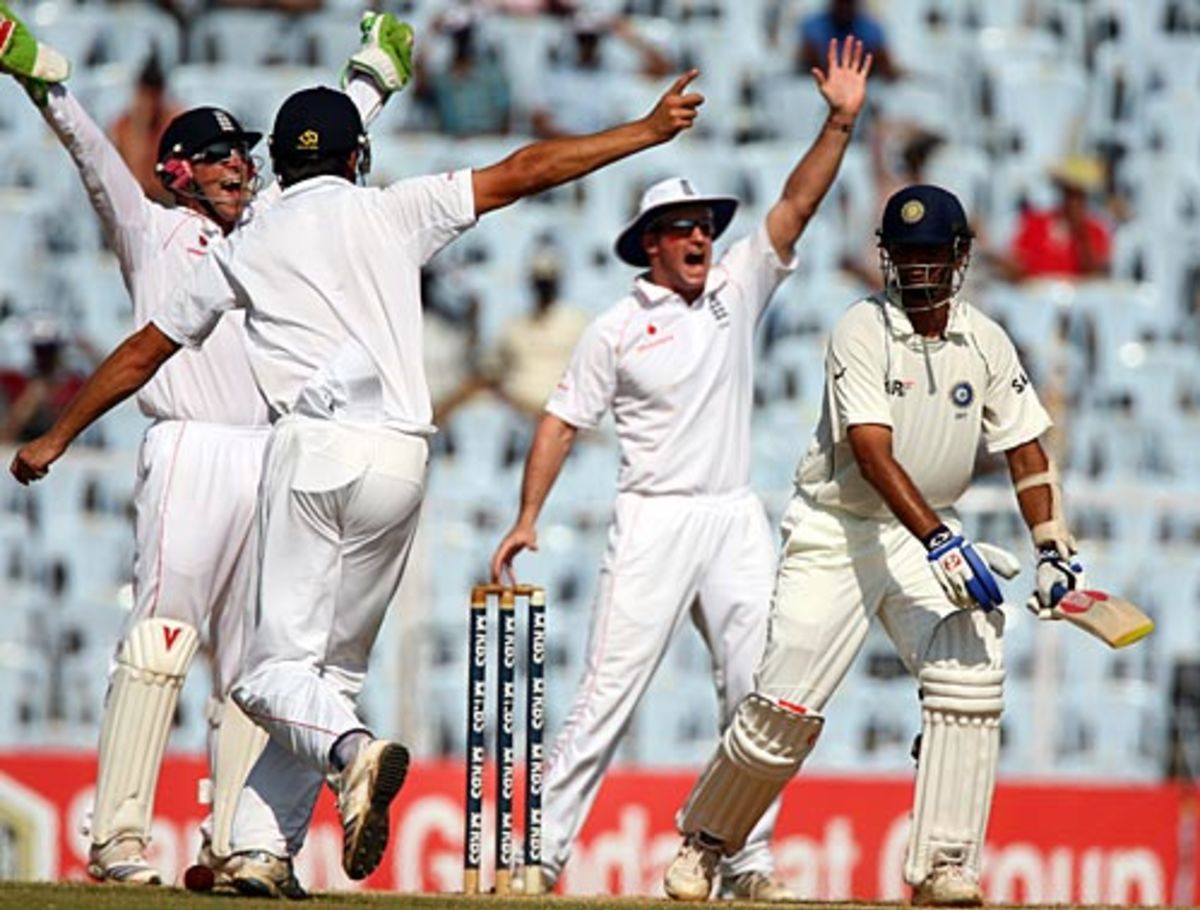 Team-mates rush in to congratulate Graeme Swann | ESPNcricinfo.com