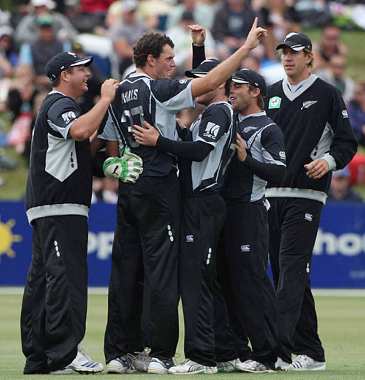 Team-mates congratulate Kyle Mills on Chris Gayle's wicket ...