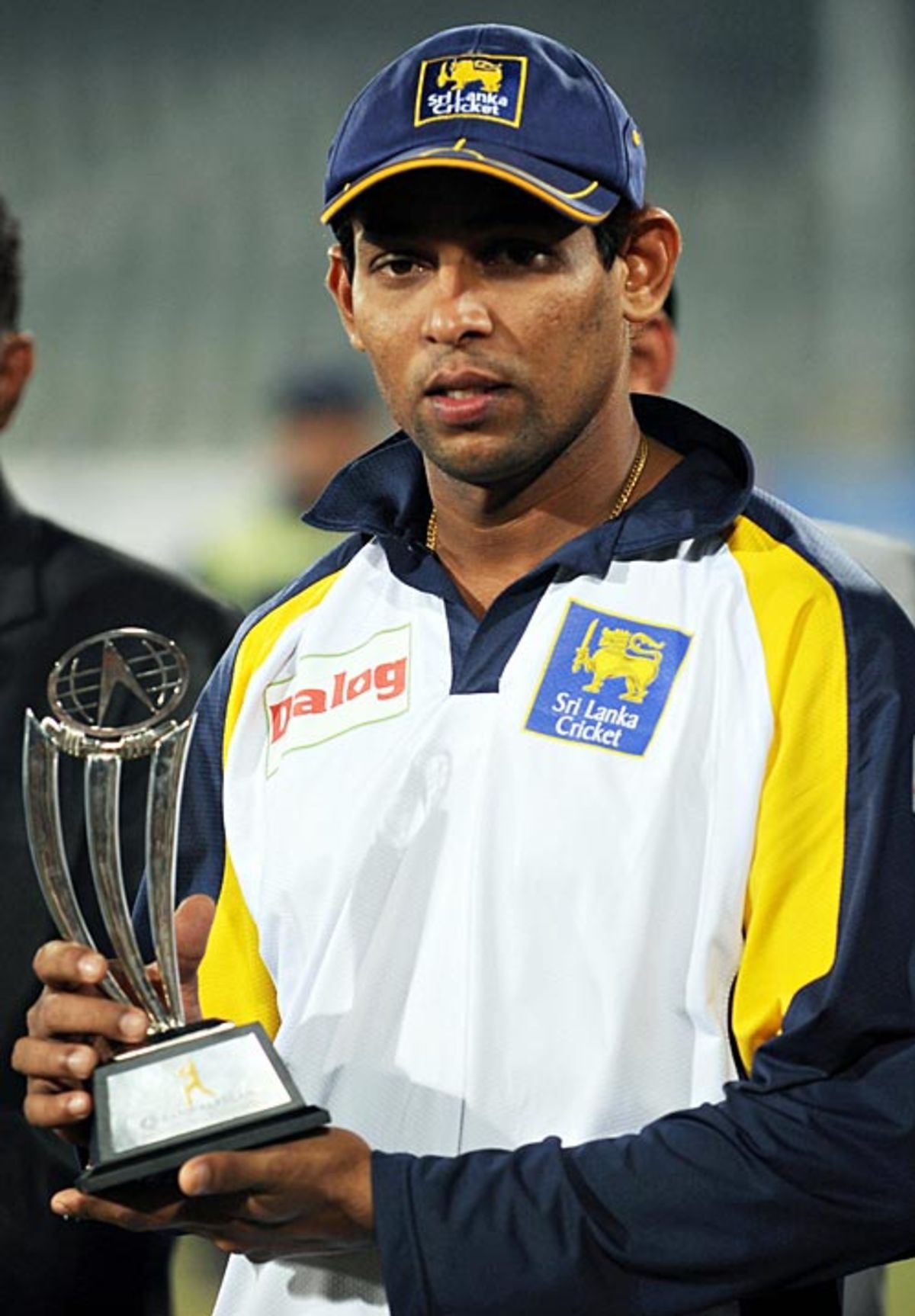 Tillakaratne Dilshan with the Man-of-the-Match trophy | ESPNcricinfo.com