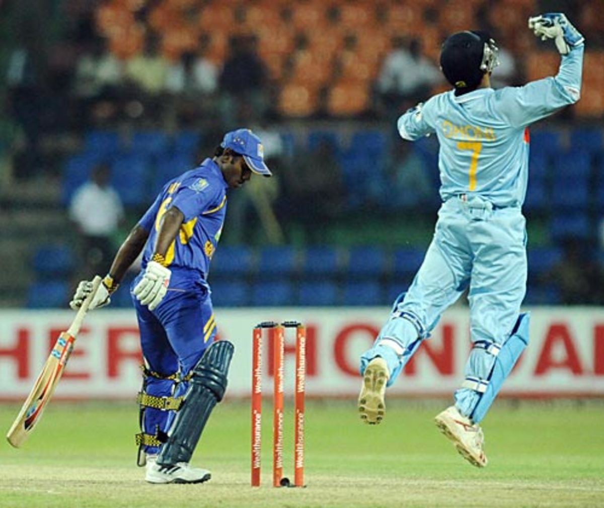 Irfan Pathan high fives Yusuf Pathan | ESPNcricinfo.com