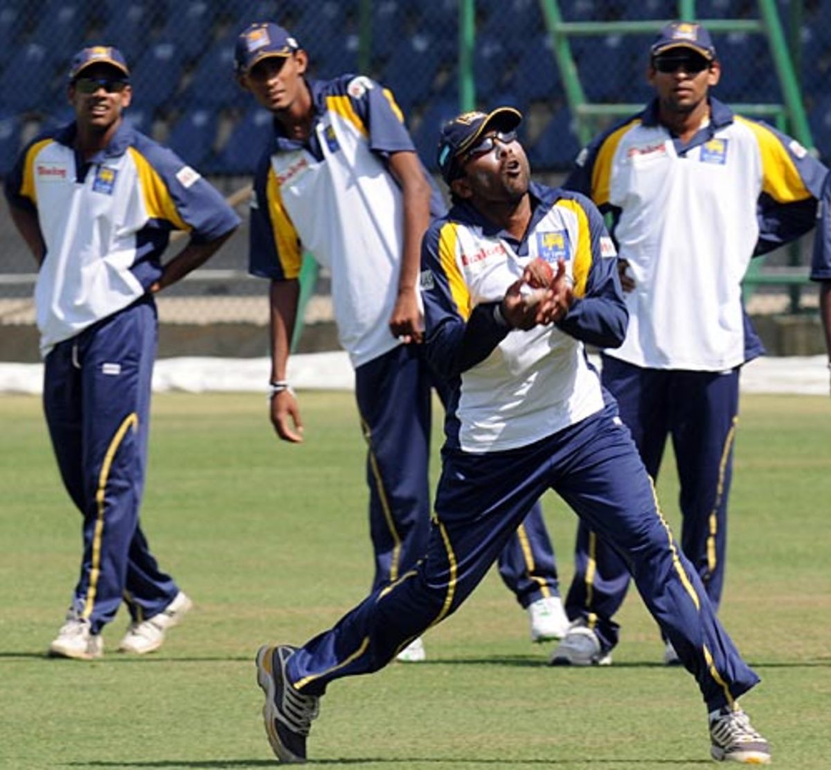 Mahela Jayawardene takes a catch | ESPNcricinfo.com Mahela Jayawardene takes a catch | ESPNcricinfo.com