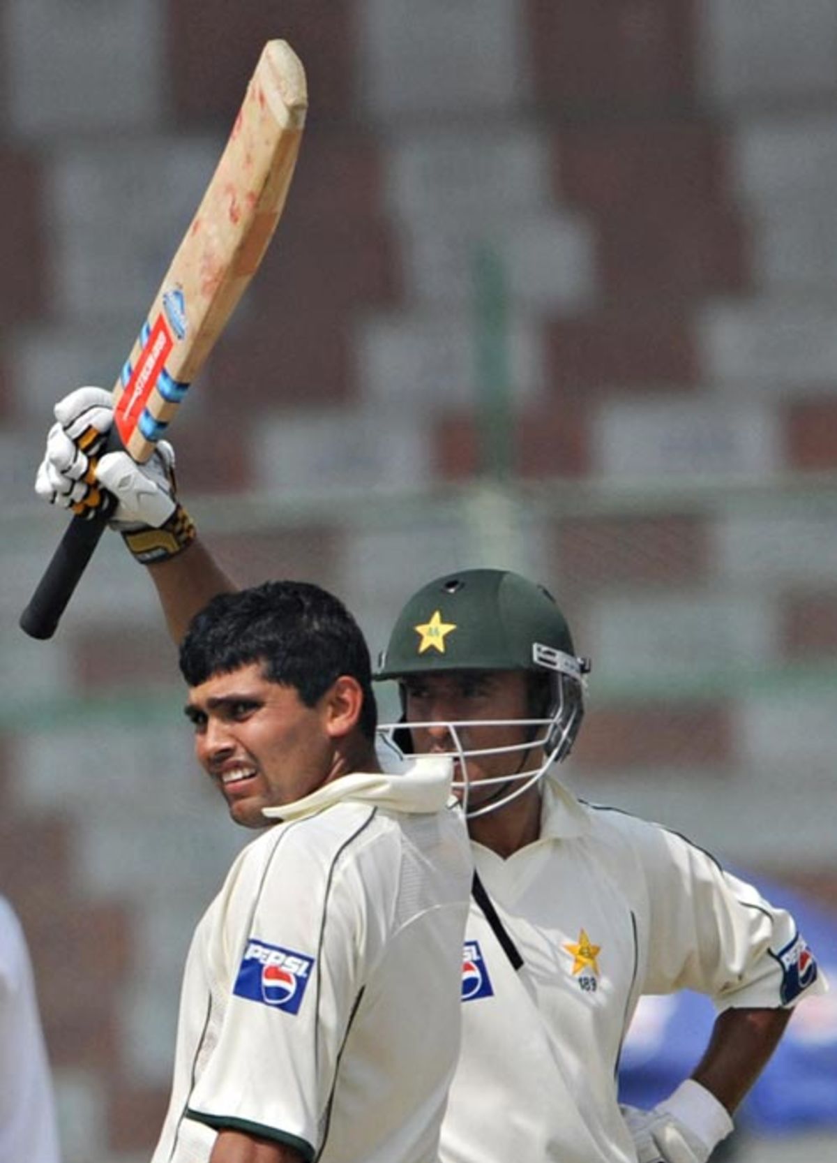 Kamran Akmal raises his bat on reaching his century | ESPNcricinfo.com