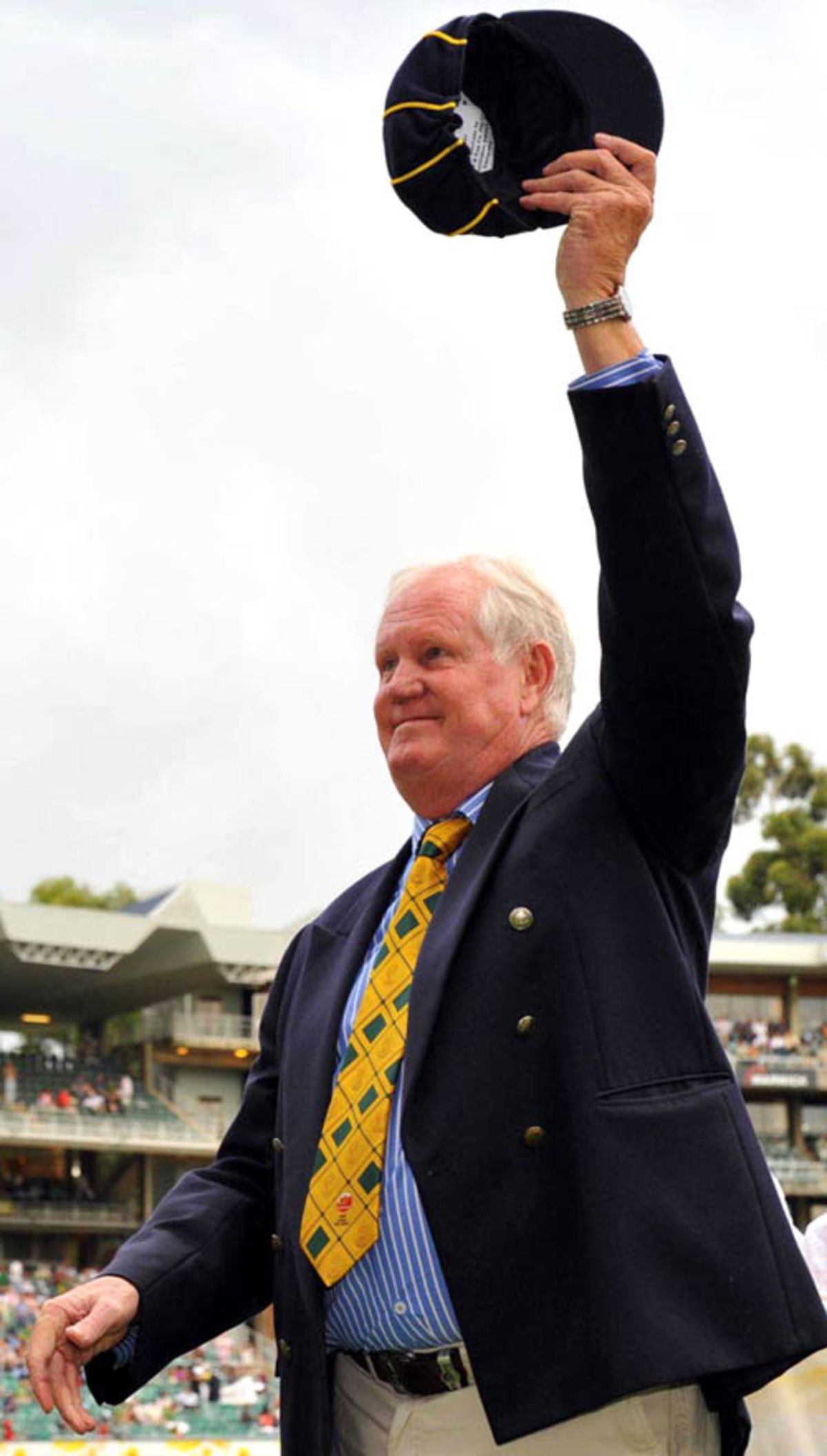 Graeme Pollock waves his ICC Hall of Fame cap | ESPNcricinfo.com