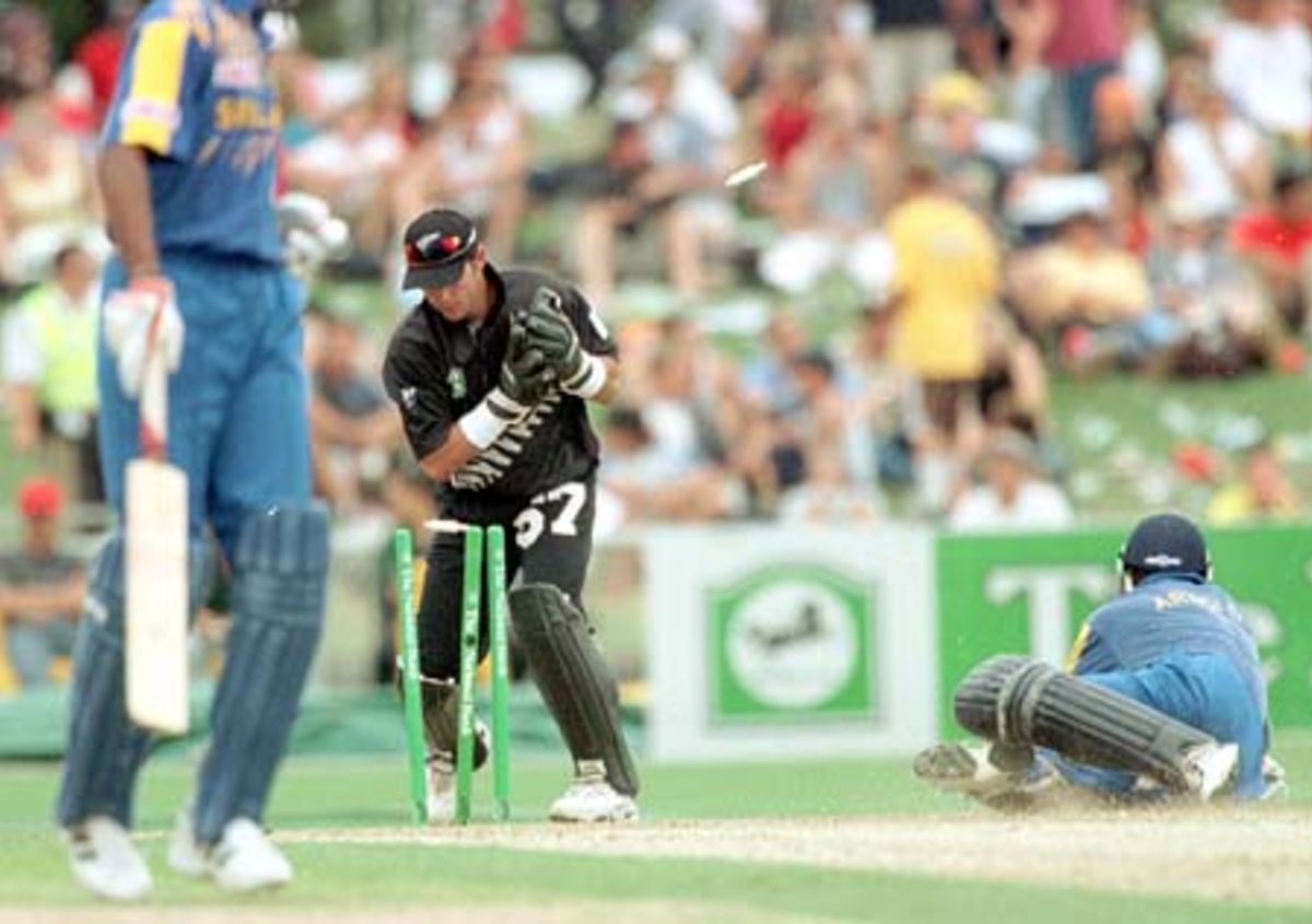 Vettori in deep thought while fielding on the boundary | ESPNcricinfo.com