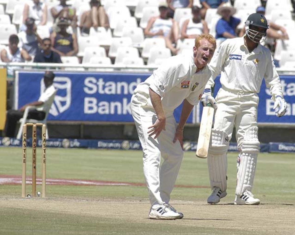 Nantie Hayward shows his delight on winning the second test against ...