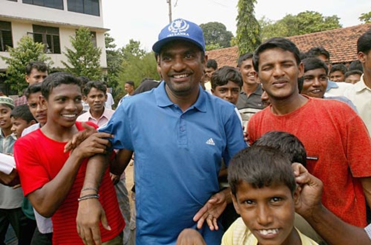 Muttiah Muralitharan helps hand out aid | ESPNcricinfo.com