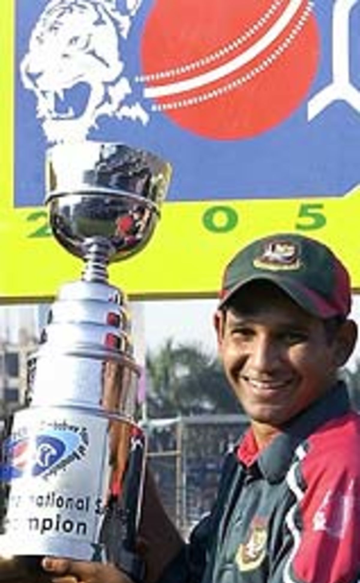 Barney Rogers with the Man-of-the-Series award | ESPNcricinfo.com