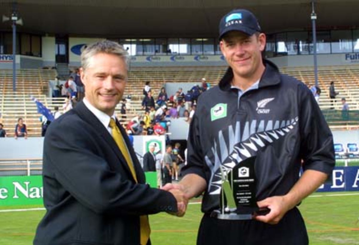 Oram holds the Player of the Match trophy | ESPNcricinfo.com