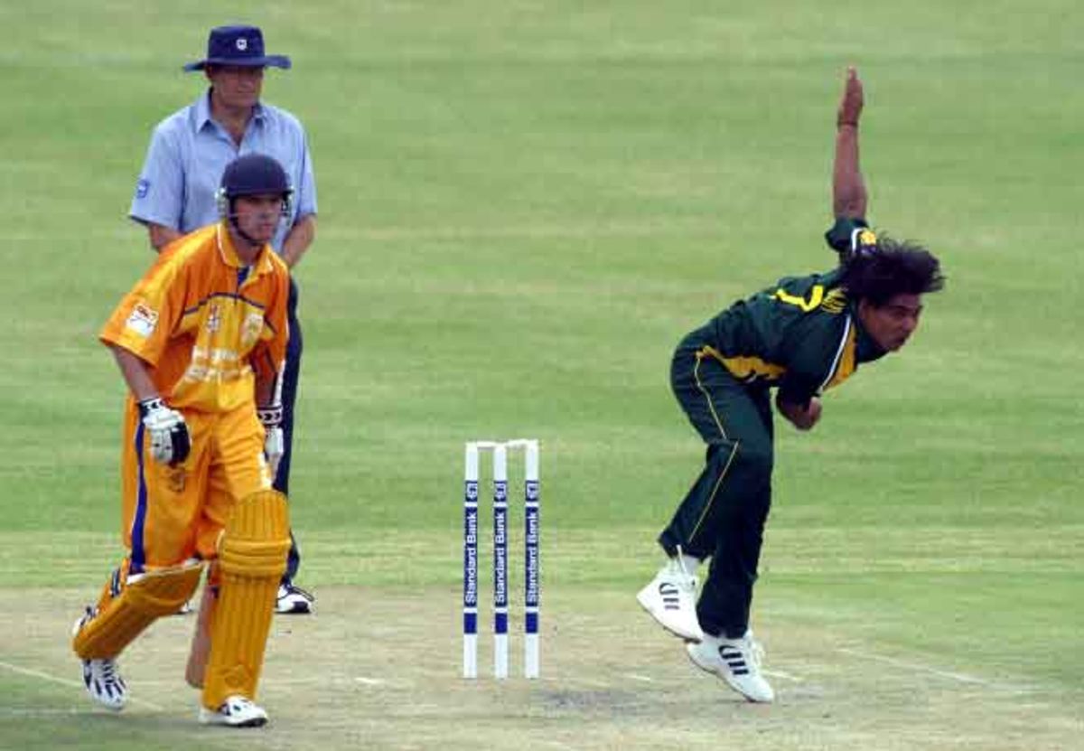 Mohammad Sami and Stephen Cook | ESPNcricinfo.com