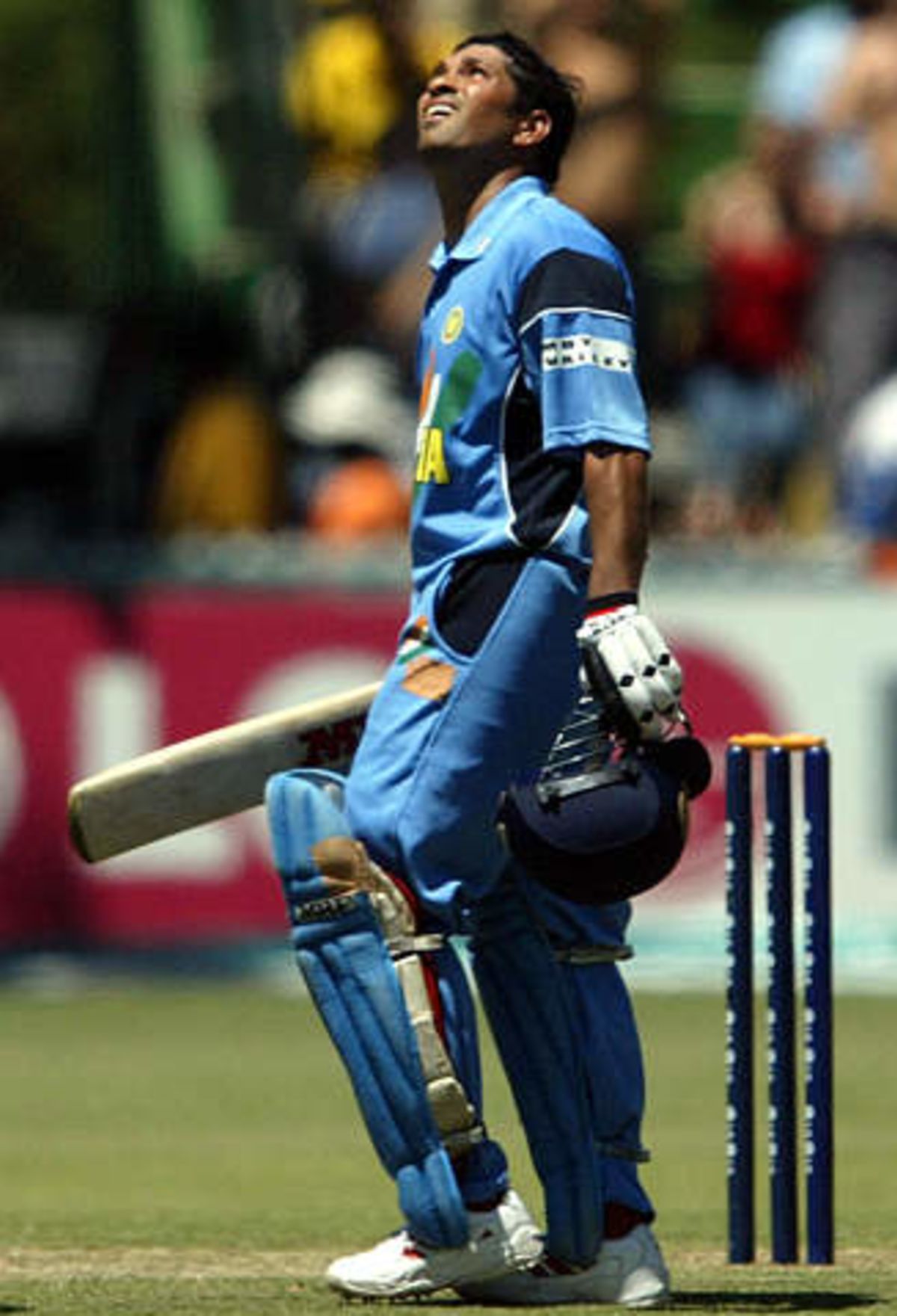 Sourav Ganguly raises his bat to acknowledge the cheering crowd after ...
