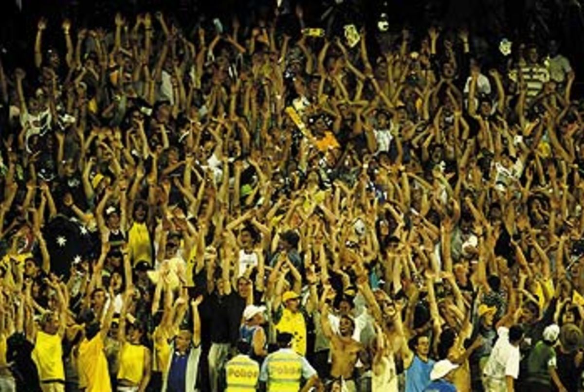 The crowd at the MCG perform a Mexican wave as Australia take a 1-0 ...
