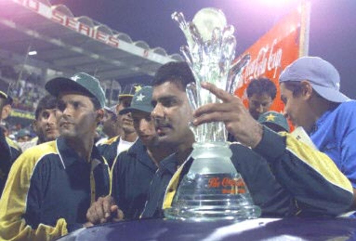 Moin Khan holds aloft the Coca Cola Cup 2000 | ESPNcricinfo.com