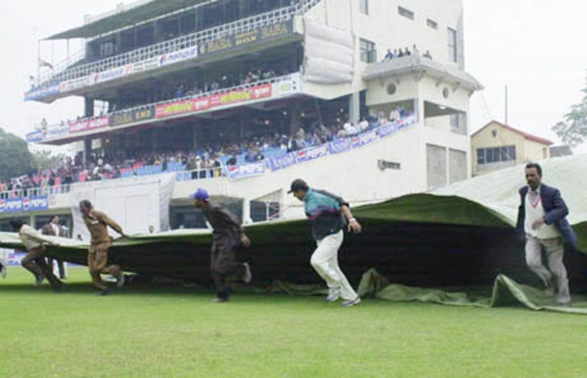 The covers come rushing out as it begins to pour at Delhi ...