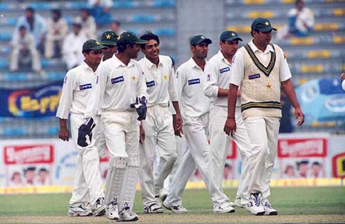 The Pakistan team in the field | ESPNcricinfo.com