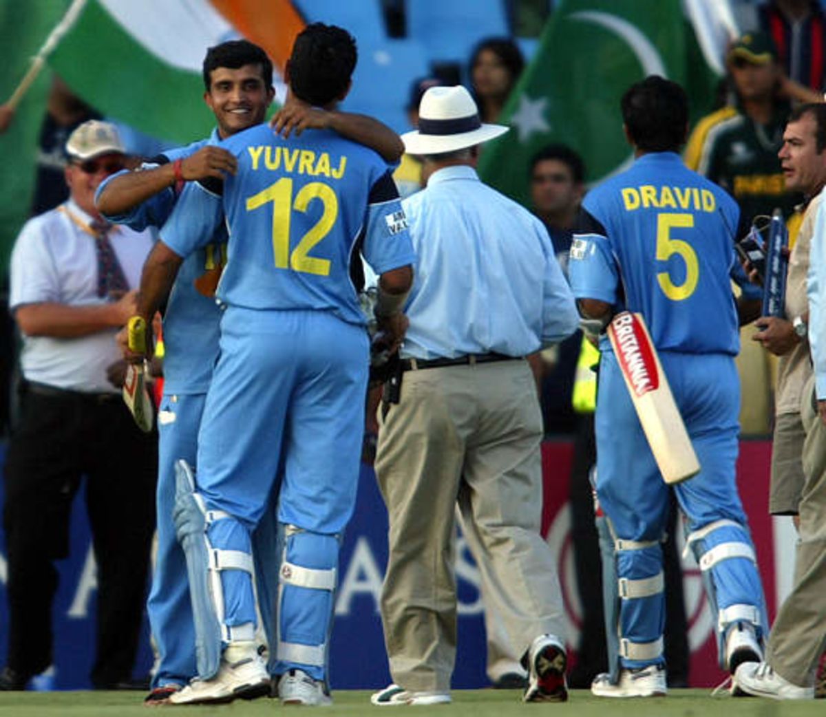Dravid celebrates after hitting the winning runs | ESPNcricinfo.com