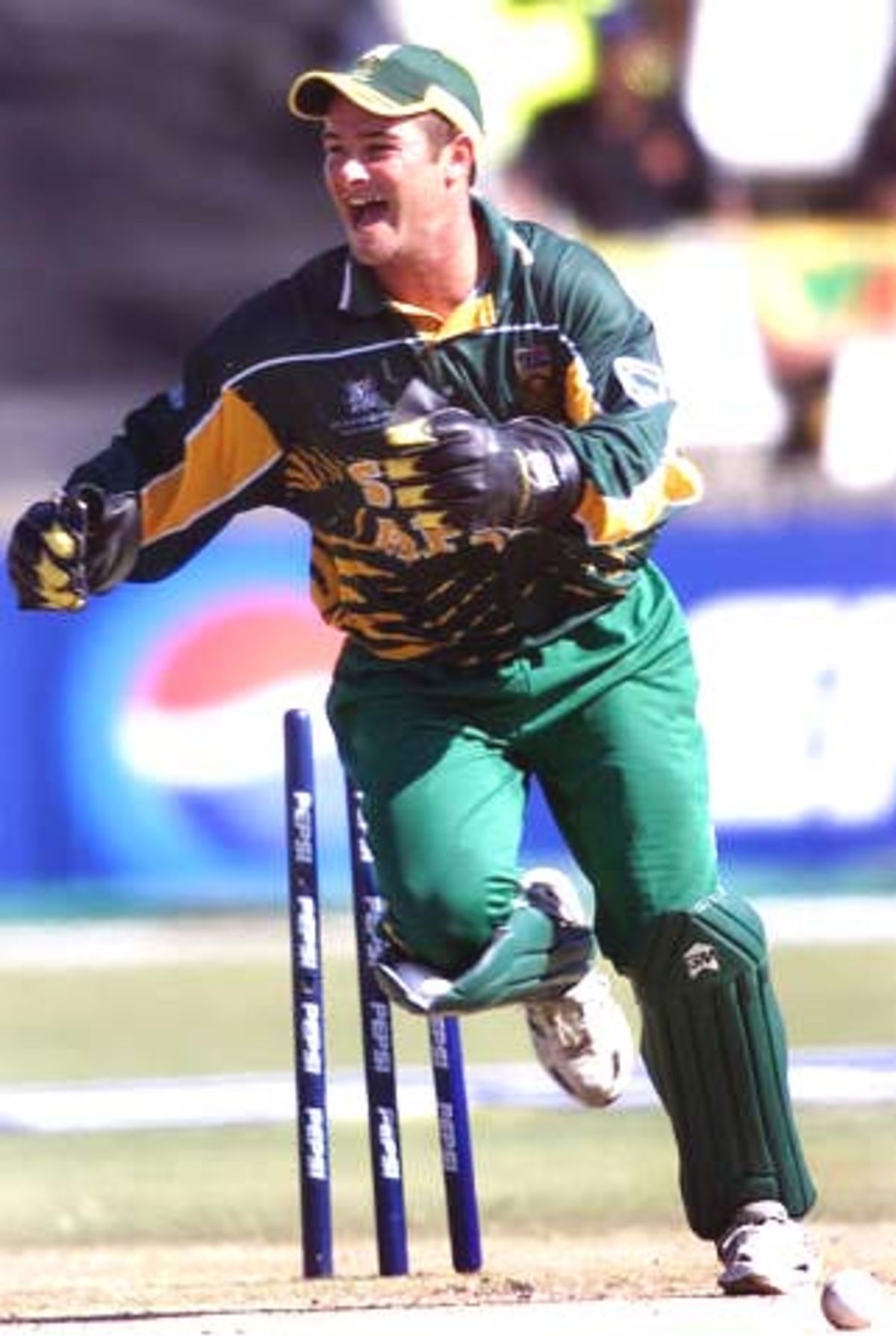 South African captain Shaun Pollock attempts to run out Sri Lankan ...