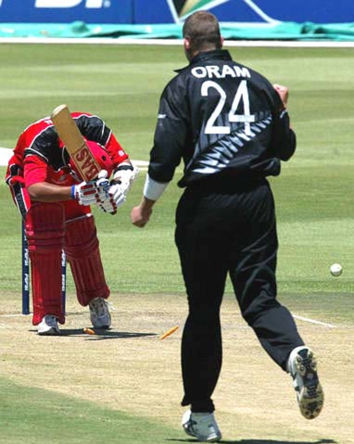 South African captain Shaun Pollock attempts to run out Sri Lankan ...