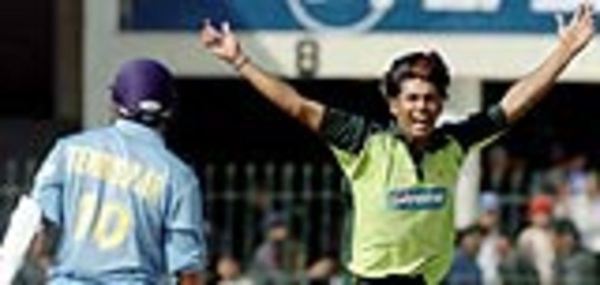 Mohammad Sami celebrates the wicket of Sachin Tendulkar | ESPNcricinfo.com