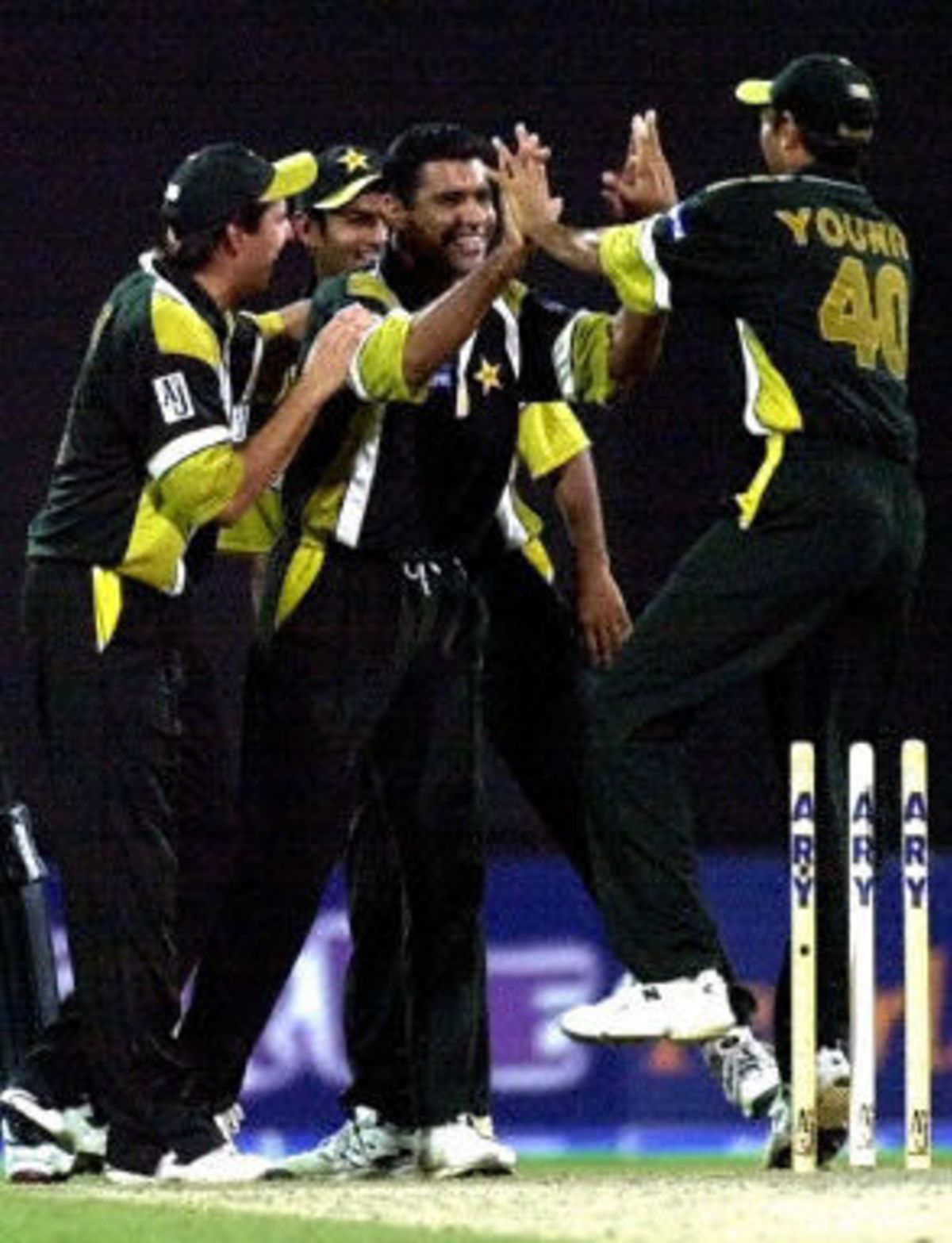 Marvan Atapattu looks back as Shoaib Malik celebrates | ESPNcricinfo.com