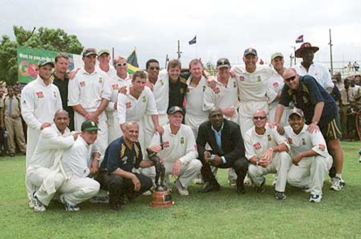 The victorious South African squad pose with Sir Vivian Richards ...