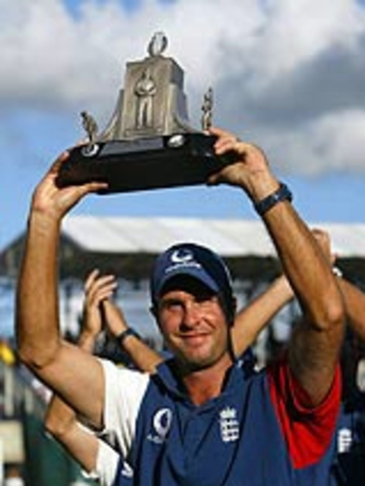 Robin Smith receives cheque | ESPNcricinfo.com