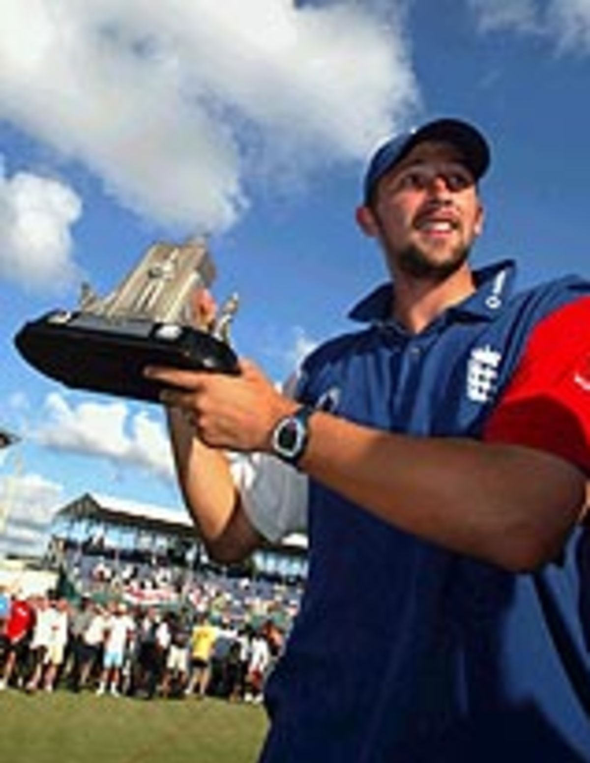 Steve Harmison poses with Wisden Trophy | ESPNcricinfo.com