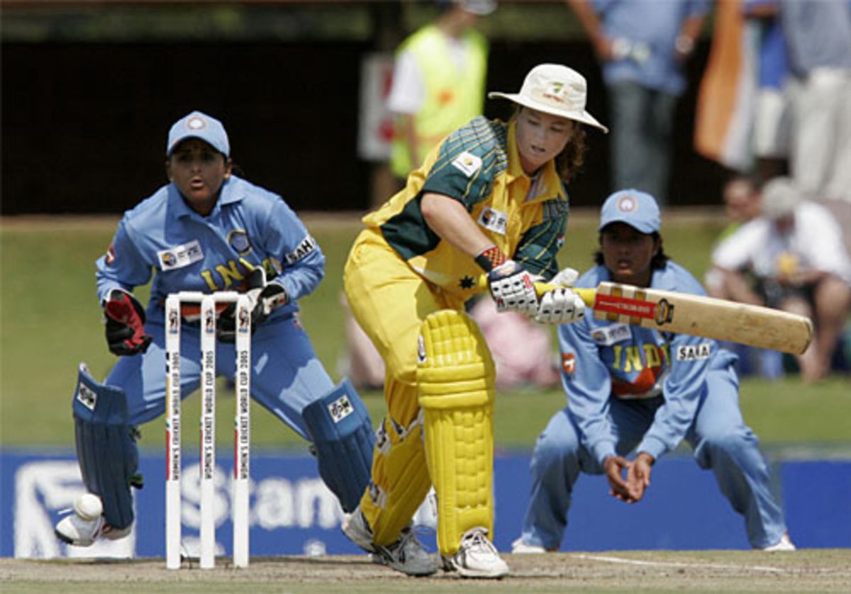 Karen Rolton raises her bat | ESPNcricinfo.com